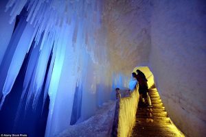 Fascinanta peșteră de gheață care nu se topește nici la 17 grade Celsius
