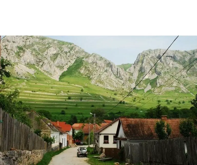 Satul din România considerat a fi unic în lume, datorită patrimoniului ...