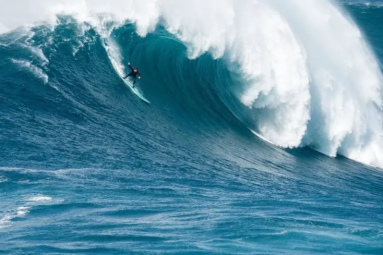 Fenomen spectaculos: Valurile uriașe de peste 30 de metri din Nazare ...