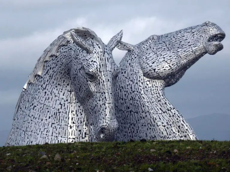 Sculpturile monumentale, înalte de peste 30 de metri, care veghează ...