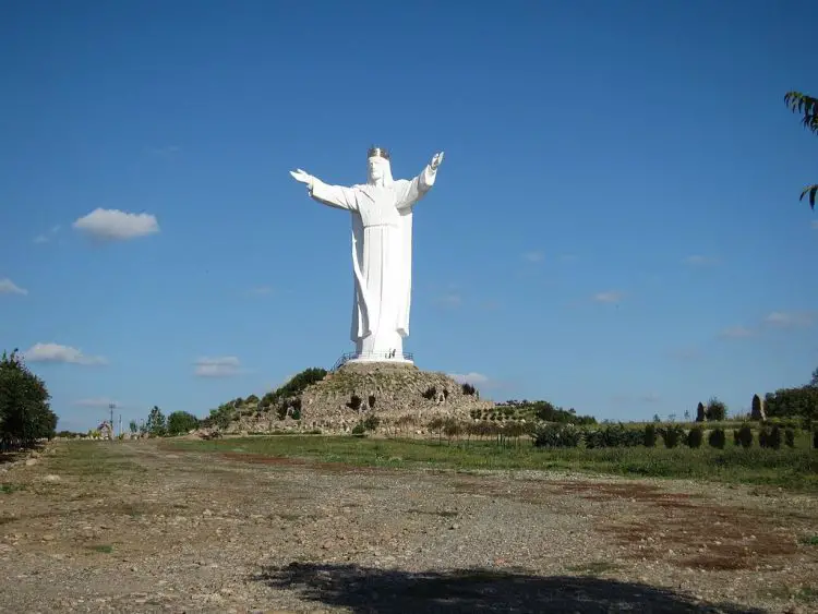 16 dintre cele mai înalte statui din lume