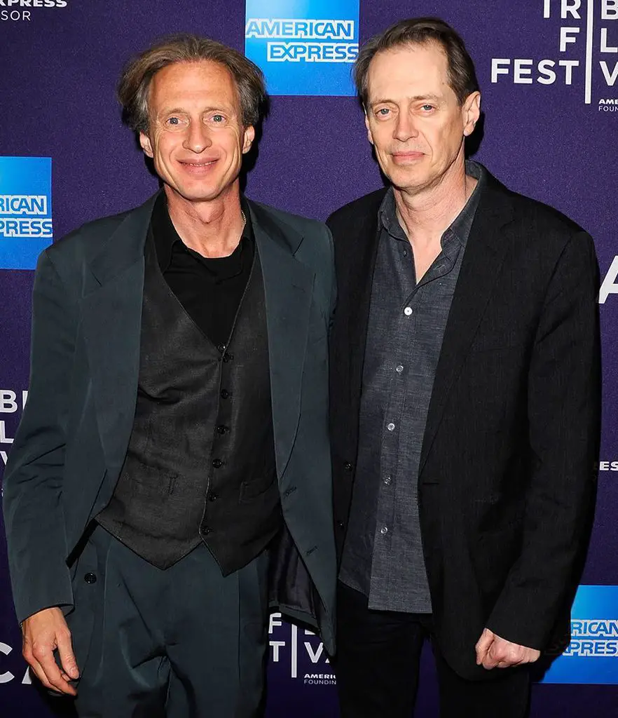 Cum arată surorile și frații mai puțin cunoscuți ai vedetelor de la ...