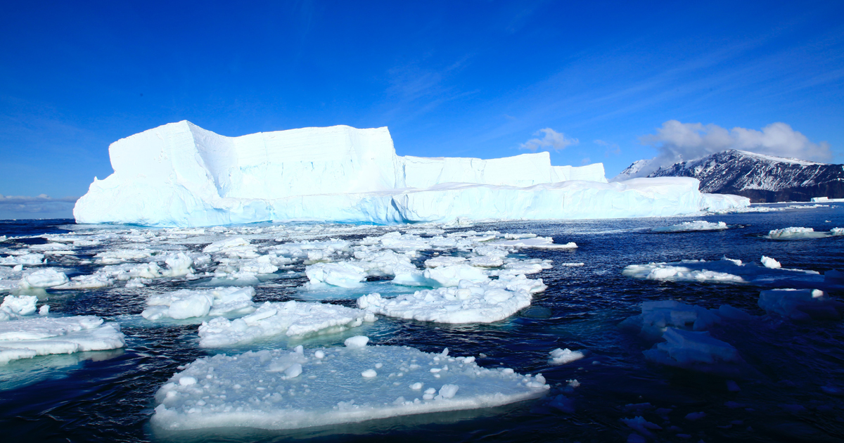 Un spectacol al naturii: Casa acoperită în întregime de gheață