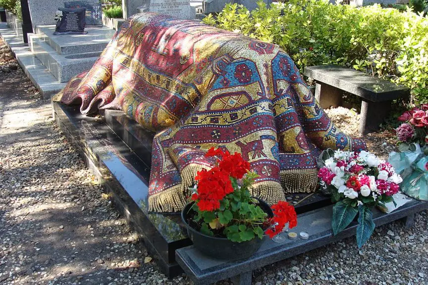 Mormântul care pare a fi acoperit de un covor, dar este un mozaic ...