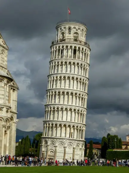 Povestea Turnului din Pisa: De ce este înclinat celebrul monument