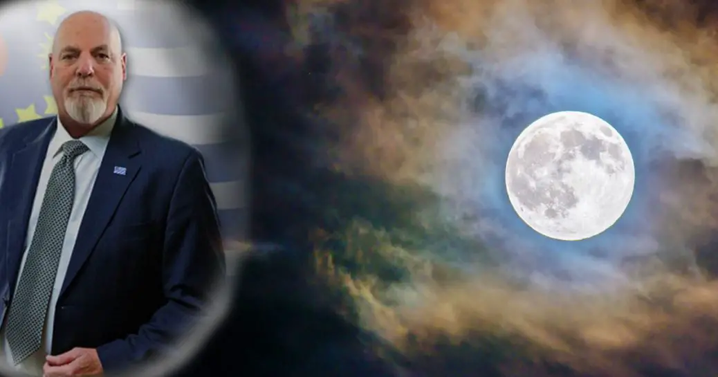 Dennis M. Hope, bărbatul care pretinde că este proprietarul Lunii