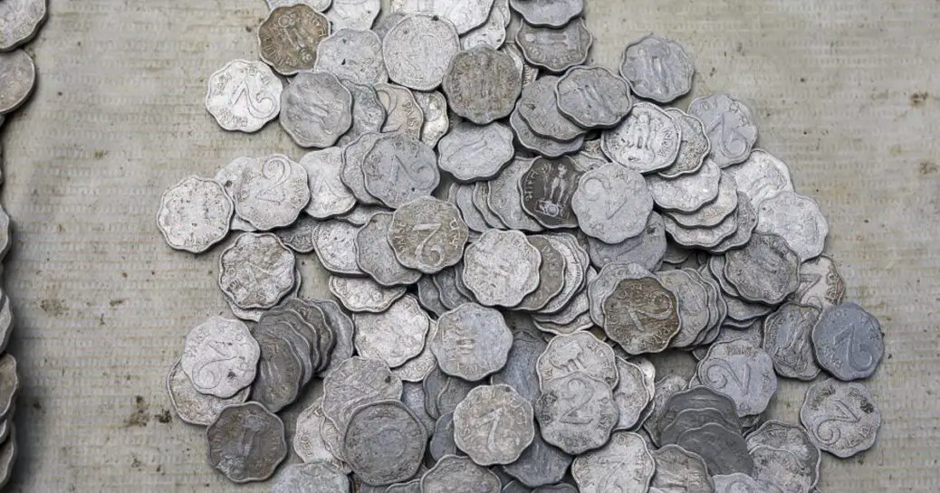 Istoria banilor: Cum au apărut primele monede, ce a fost înaintea lor ...