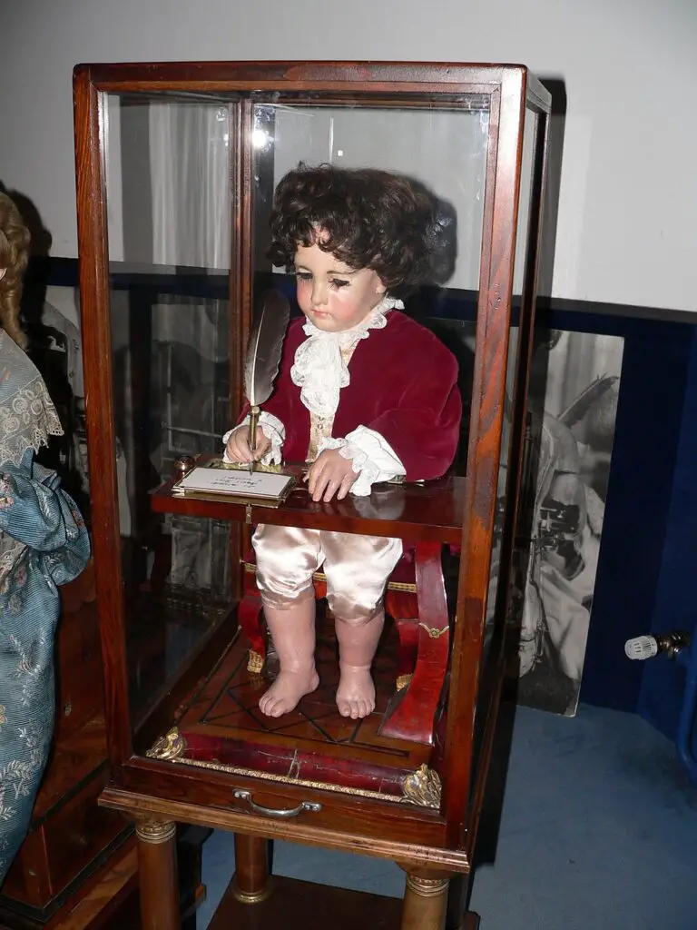 Scriitorul: Primul robot din istorie, construit în 1773, care putea să ...